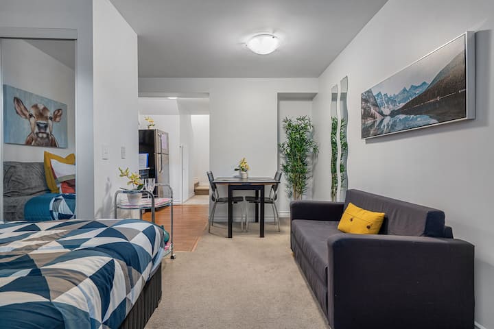Central Beltline Suite Near 17th Ave +Parking - Calgary