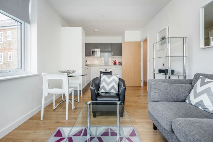 Beautiful 2 Bed Flat In Leatherhead - Dorking
