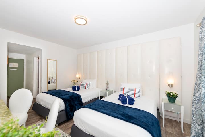 Summer Studio On Collins Avenue - Miami Beach, FL