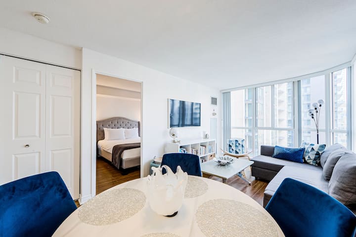 Family Suite With Balcony Near Sick Kids Hospital - 