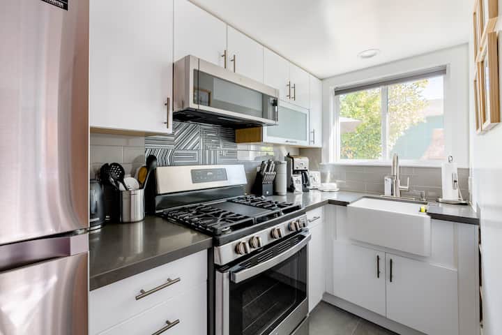 Modern Full Kitchen Cottage With Private Patio - Oakland, CA