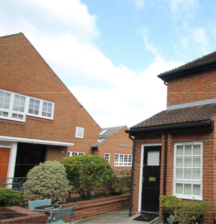 Hampton Court, Thames Village 1 Bed Maisonette - Thames Ditton