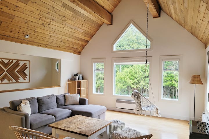 White Wolf B&b - Spacious Loft By The Ocean - Ucluelet