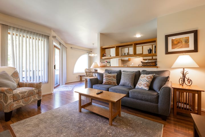 Cute, Cozy Condo At The Base Of Mount Snow - Mount Snow, VT