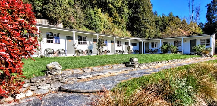 Lake View Rooms At Kinloch Wilderness Retreat - Glenorchy