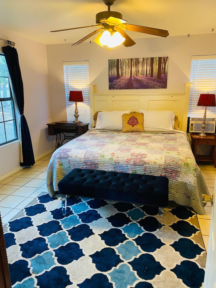 Rosemary Cottage - The Crossroads Inn - Johnson City, TX