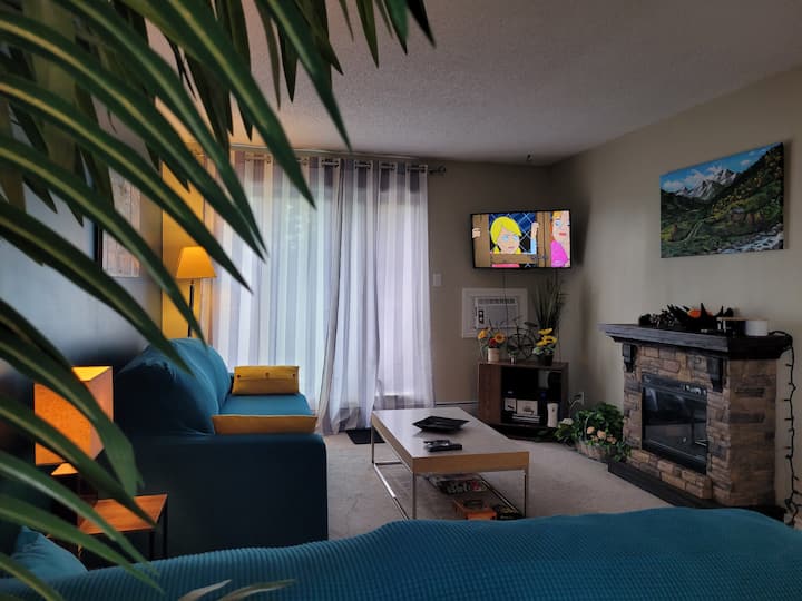 Top Floor, Cozy And Vibrant Apartment - Saskatoon