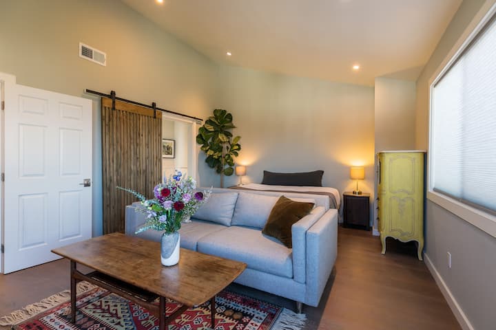 Bayside Refuge: Mid Century W/ Views, Free Parking - San Francisco, CA