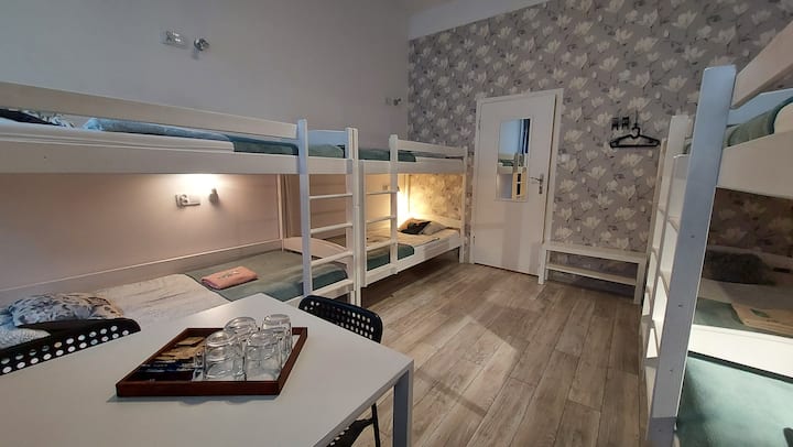 Pokój Dla 8 Osób Z łAzienką Ogólnodostępną - Warsaw