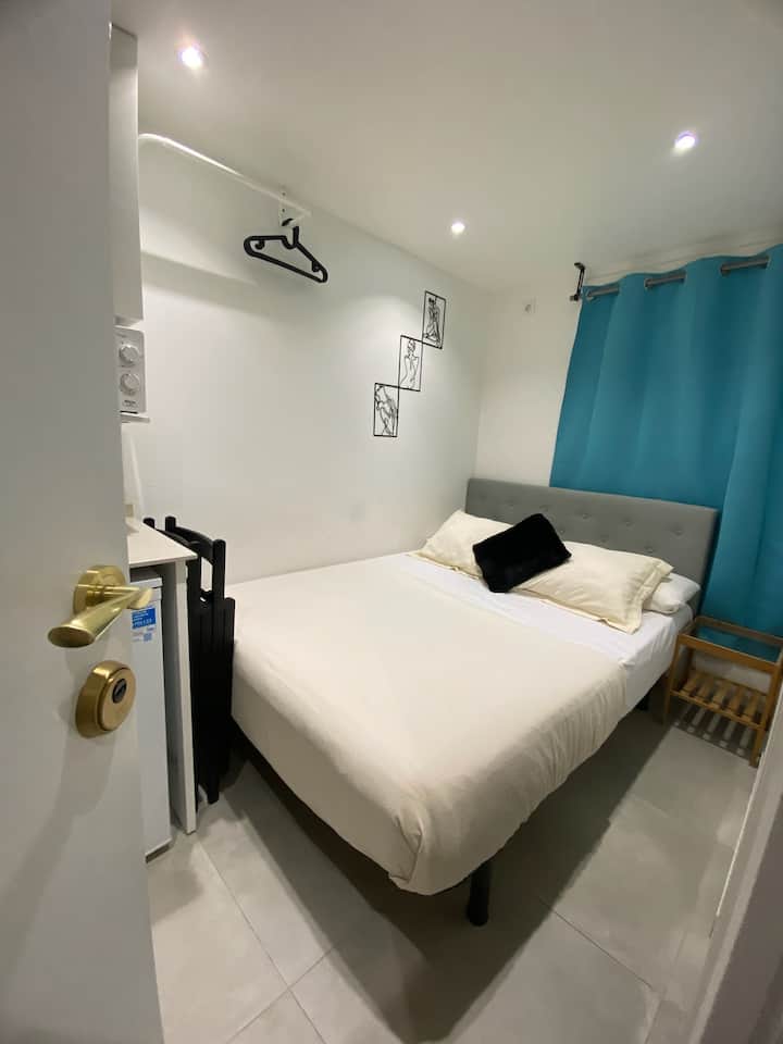 1 Estudio Con Cocina Y Baño. Frente Al Metro E4 - L'Hospitalet de Llobregat