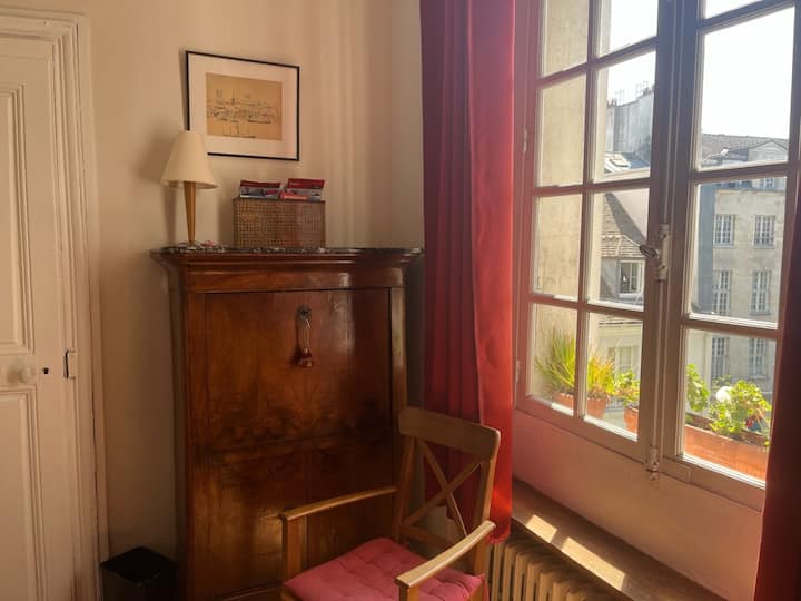 Chambre Rouge, Notre Dame. - Paris