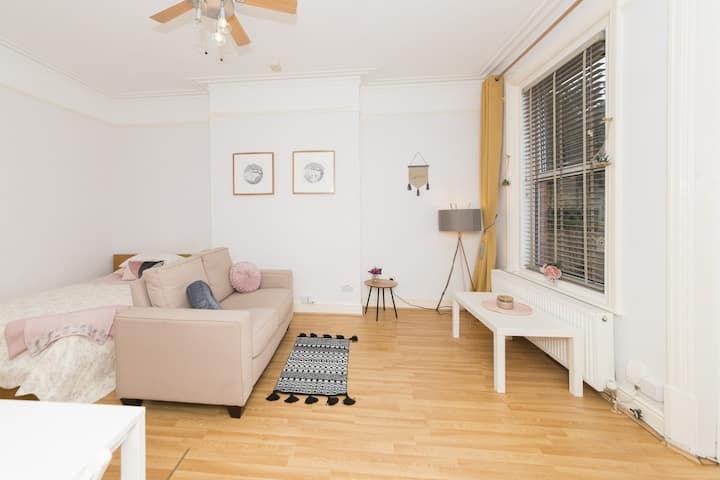 Studio Flat, 5 Mins Tc. Parking. - Reading