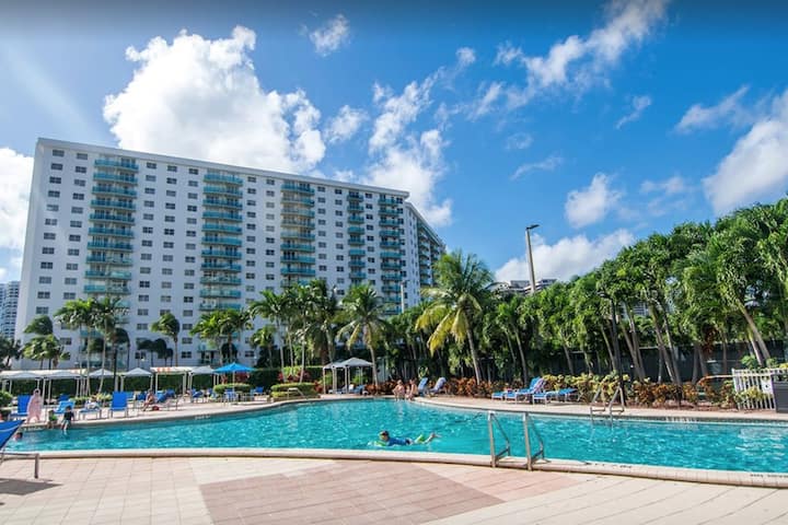 Beautiful Apartment- Just Across The Beach! - Aventura, FL