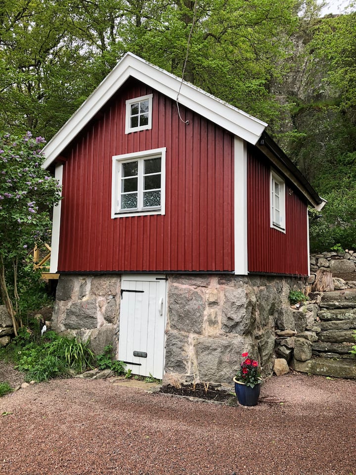 Röd Fin Stuga I Lummig Miljö Nära Hav Och Skog - Gothenburg
