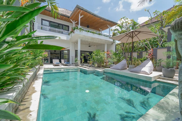 Luxury Villa With Pool & Balcony / Beach Just 900m - Kuta