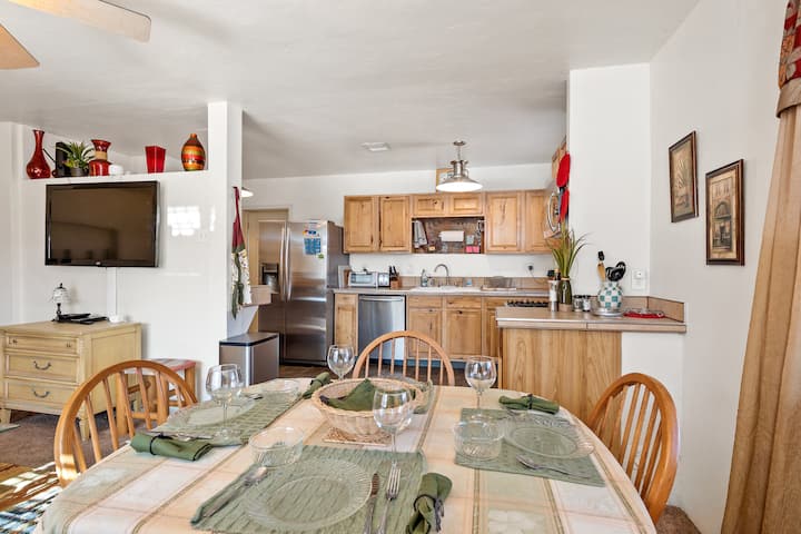 Long Term Perfect: Equipped Kitchen, Desk, Central - Tucson, AZ