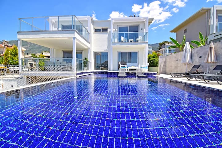 ÖLüdeniz'de 4 Odalı ÖZel Havuzlu Lüks Villa (Slvr) - Олюдениз