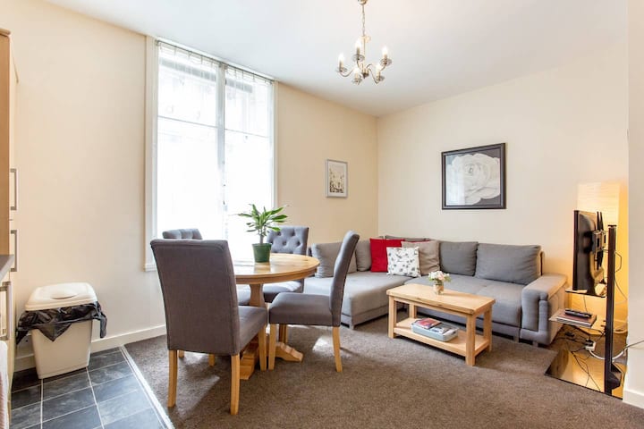 Perfect Old Town Location Two Bedroom Apartment - Edinburgh