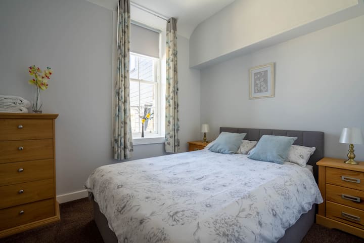 Perfect Old Town Location Two Bedroom Apartment - Leith
