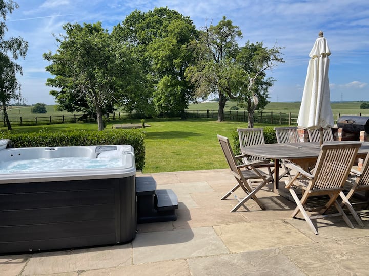 Dovecote Barn With Hot Tub, 7 Miles From York. - Hazlewood Castle & Spa
