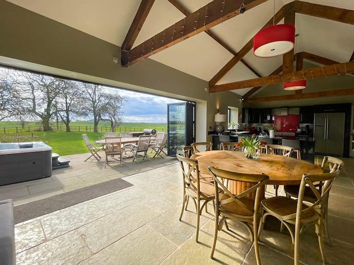 Dovecote Barn With Hot Tub, 7 Miles From York. - Wetherby