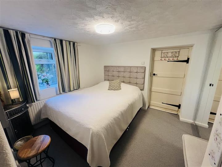 Chapel Cottage - Filton