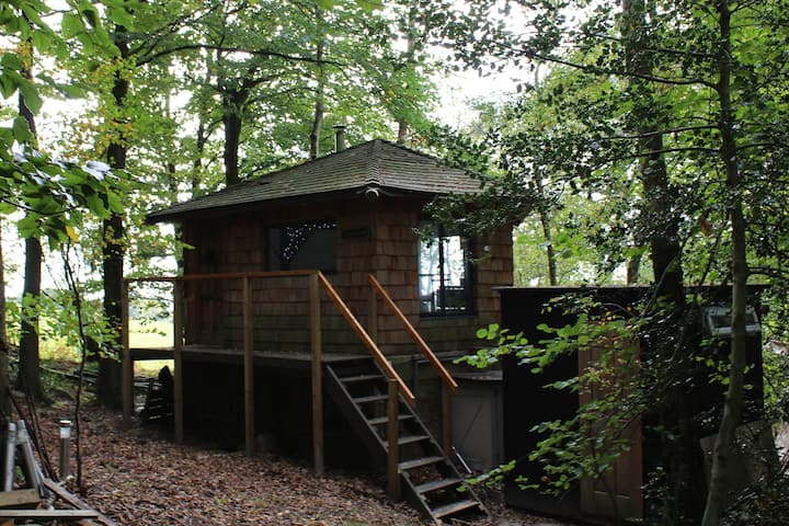 Magical Treehouse/cabin Hidden In Ancient Woodland - Farnham