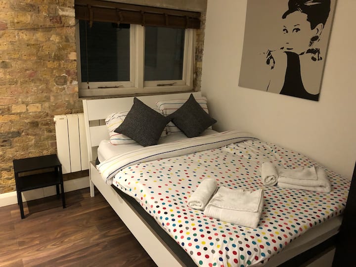 Studio 9 - 2nd Floor Rear - Wood Green - London
