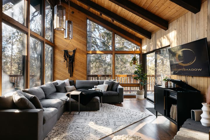 Mountain Chic Cabin: Scenic Deck, Trails & Hot Tub - Big Bear Lake, CA