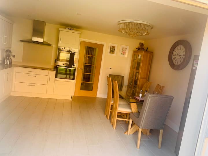 Super King Size Room + Ensuite + Walk-in Wardrobe - Alton