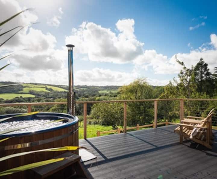 Avalon - Beautiful Barn, Hot Tub & Stunning Views - Devon