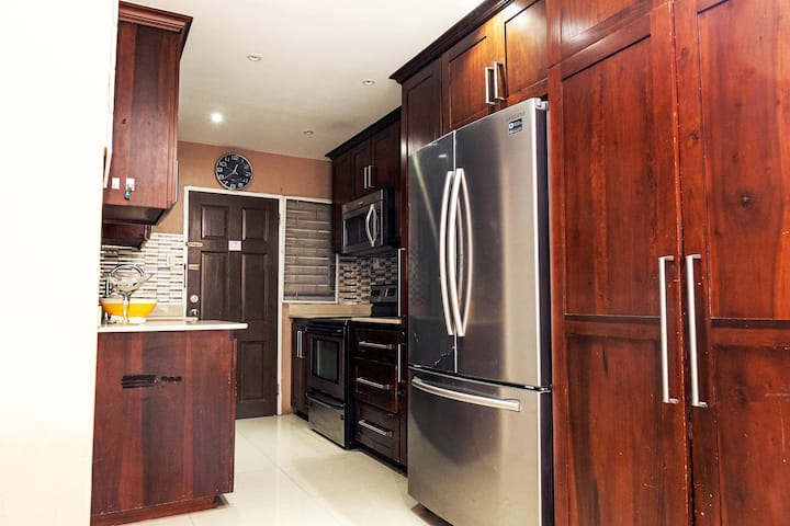Stunning 2 Bed 2 Bath In Central New Kingston! - Kingston