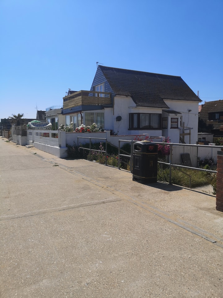 Beach House, Beachfront Villa, Jaywick Sands Essex - Clacton-on-Sea