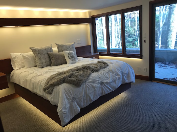 2 Can Sleep Tight Like Frank Lloyd Wright - Beckley, WV
