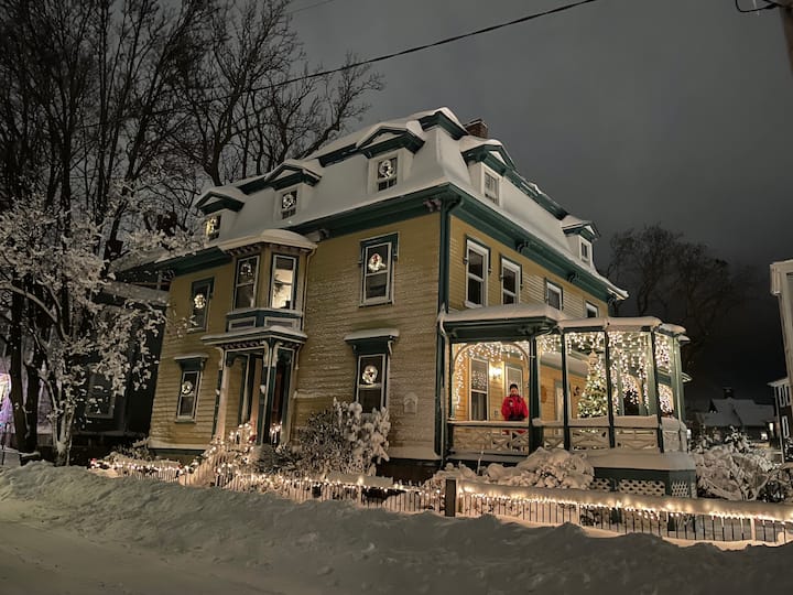 The Violet Suite At The Dowager Countess - Salem, MA