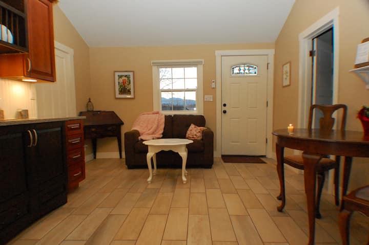 Country Garden Cottage - Medford, OR