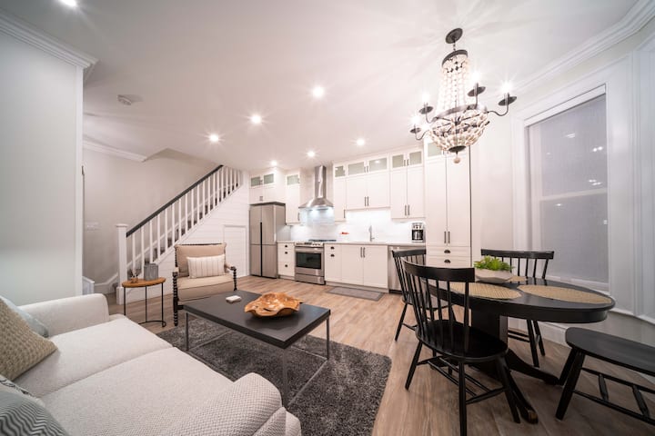 The Hildore 1b 2 Storey Farm House Luxury Downtown - Prince Edward Island