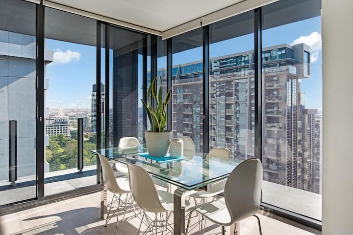 The Looking Glass: Sub-penthouse Style In The Cbd - Melbourne