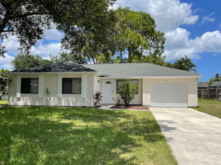 Charming 2 Bedroom Clean And Safe House - Port St. Lucie, FL