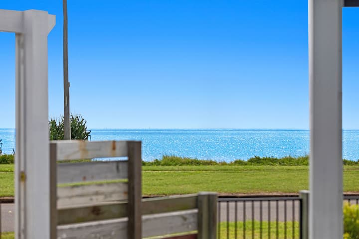 Quirky Black Shack - Houses for Rent in Burnett Heads, Queensland ...