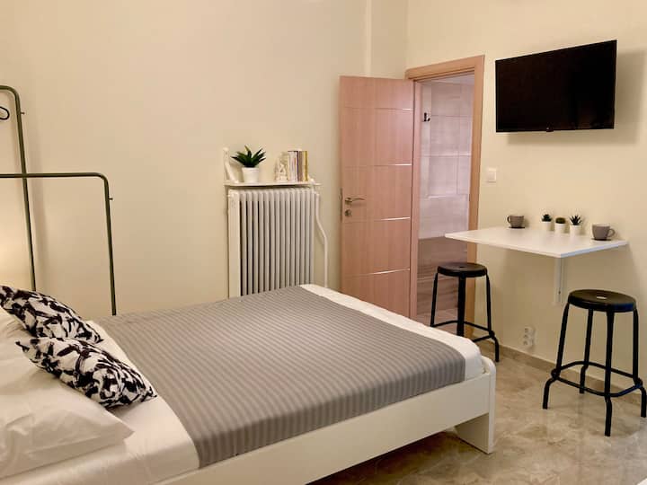 Last Floor Studio In Kypseli With Lycabettus View - Athens
