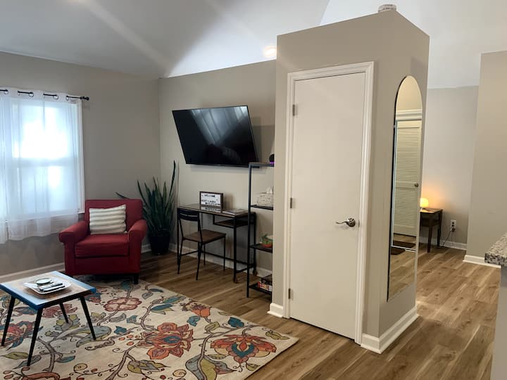 Remodeled Mushroom Home, Convenient Location! - Raleigh, NC