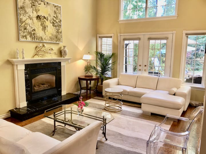 Spacious/family Friendly! Lake View! Close To Beach & Downtown 5-night Min Avail - Toronto