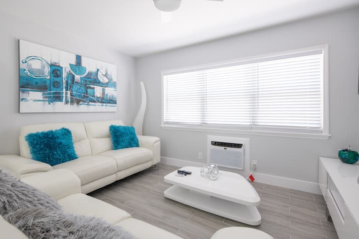Modern Hollywood Beach 1br Condo-steps To Beach - Hollywood, FL
