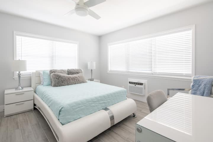 Modern Hollywood Beach 1br Condo-steps To Beach - Dania Beach, FL
