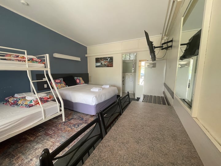 Family Room Pet Friendly (Dogs Only) - Maryborough