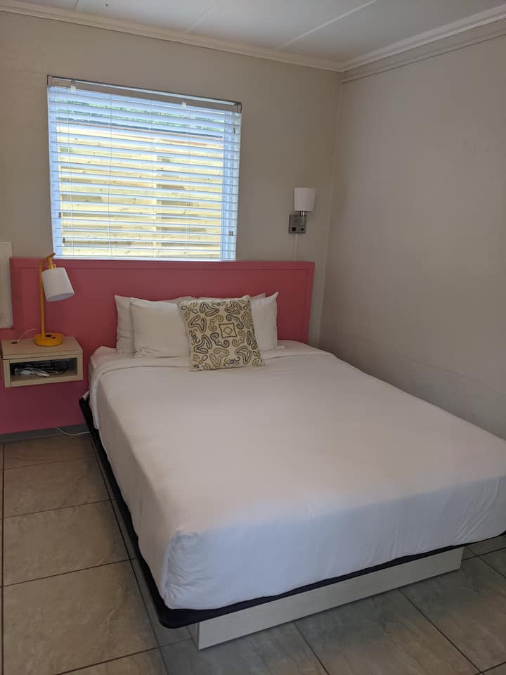 Standard Single Queen Room At Queens Court Inn - Jekyll Island, GA