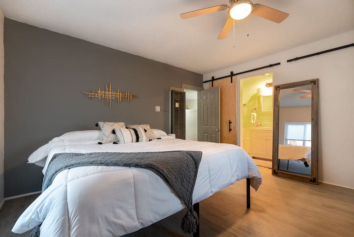 Stylishly Small House @Nob Hill/unm Area /King Bed - Albuquerque, NM