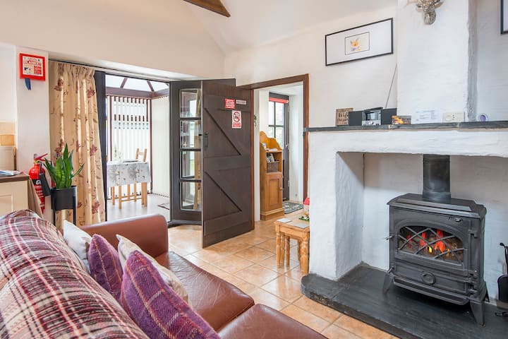 Cosy Rural Cottage With 
 Log Burner, Walks Nearby - Wales