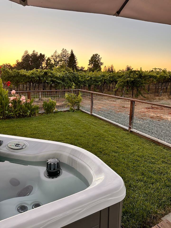 10-acre Vineyard Cottage W/hot Tub + Bocce Court - Healdsburg, CA